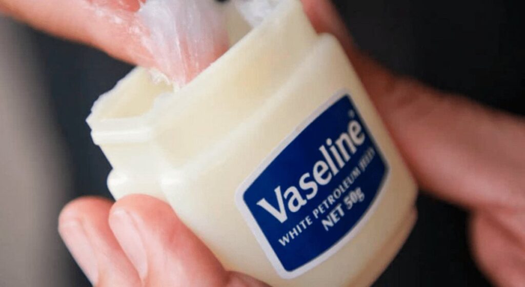 Por esta razón, toda mujer debería tener un bote de vaselina en su cartera